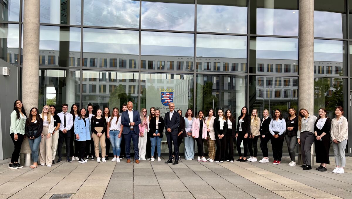 Neuer Justiznachwuchs am Amtsgericht Wiesbaden begrüßt und vereidigt ...