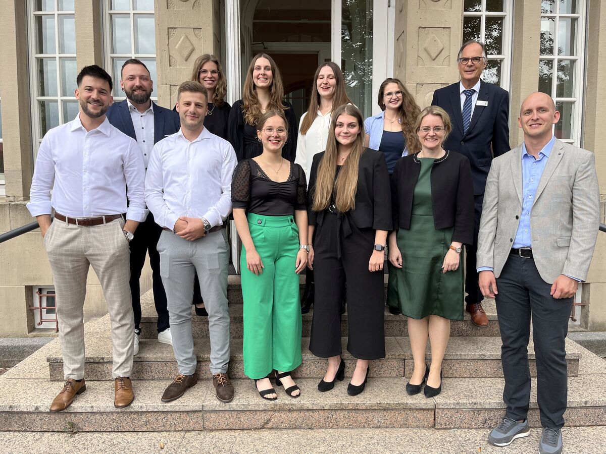 Justizstaatssekretärin übergibt 11 Nachwuchskräften ihre ...