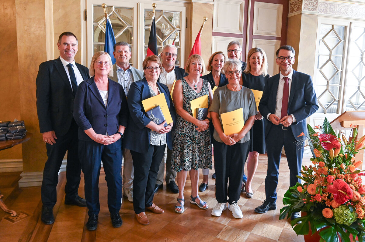 27 ehrenamtliche Richterinnen und Richter sowie Schöffinnen und ...